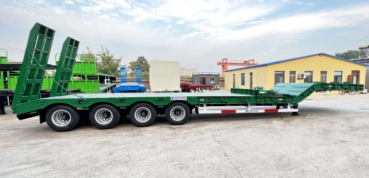 Semirremolque de plataforma baja de 4 ejes y 80 toneladas con escalera a la venta en Chile